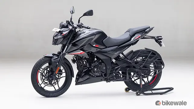 Bajaj Pulsar N160 Right Front Three Quarter Image - BikeWale