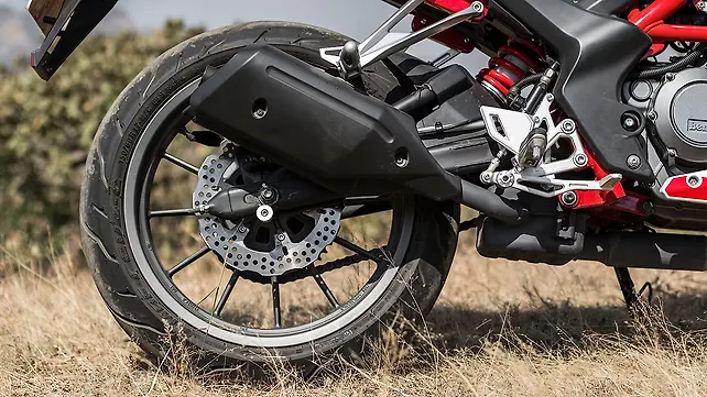 Benelli TNT 25 First Ride Review - BikeWale