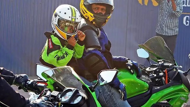 Helmet now compulsory for pillion riders in Maharashtra - BikeWale