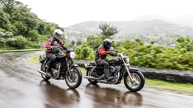Triumph Bonneville T120 vs Harley-Davidson 1200 Custom: Comparison ...
