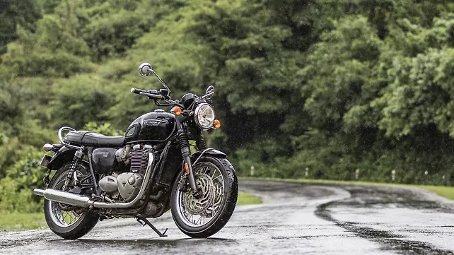 Triumph Bonneville T120 vs Harley-Davidson 1200 Custom: Comparison ...