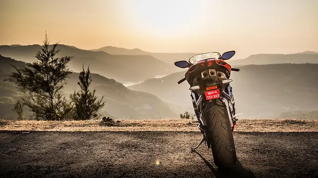 MV Agusta F4R First Ride Review - BikeWale