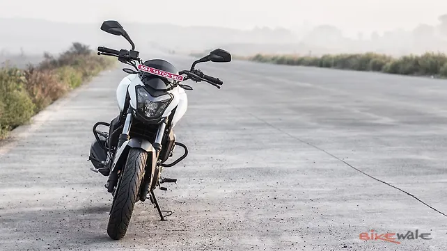 Bajaj Dominar 400 vs Royal Enfield Classic 350: Comparison Test - BikeWale