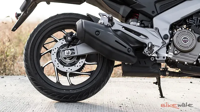 Bajaj Dominar 400 vs Royal Enfield Classic 350: Comparison Test - BikeWale