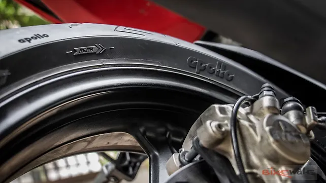 Apollo Alpha H1 Motorcycle Radial Tyre Product Review: Stock vs New ...