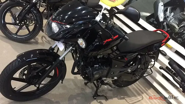 Bajaj updates Pulsar 150 Classic and twin disc with new graphics - BikeWale