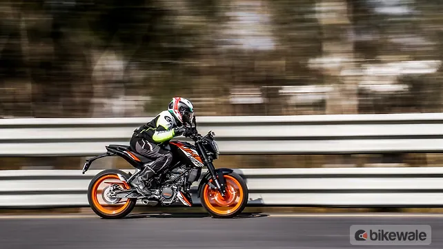 KTM 125 Duke Track Ride Review - BikeWale