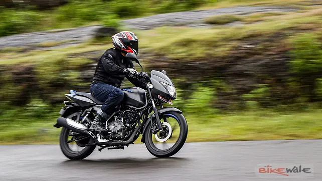 Bajaj Pulsar 125 Front View Image - BikeWale