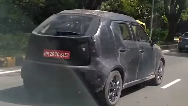 Maruti Ignis sporting black alloys spotted on test - CarWale