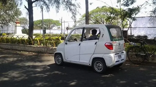 Bajaj RE60 spotted testing in Pune - CarWale