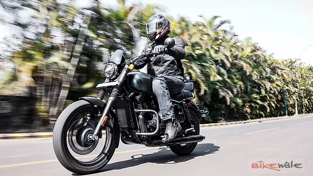 Yezdi Roadster [2024] Price - Mileage, Images, Colours | BikeWale