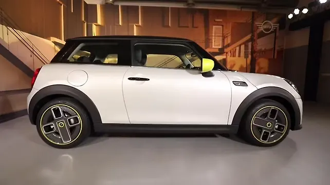Mini Cooper SE launched in India at Rs 47.20 lakh | CarTrade