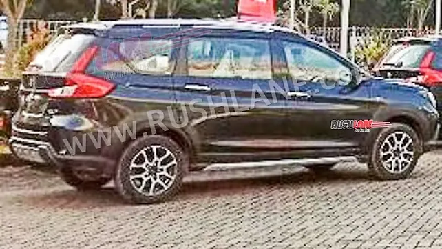 Maruti XL6 facelift spotted at dealer stockyards - CarWale