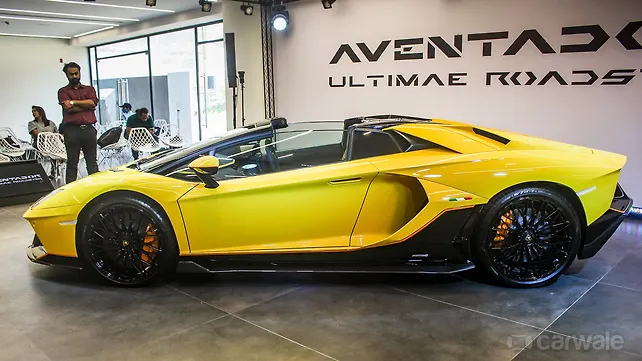 Lamborghini Aventador Side View