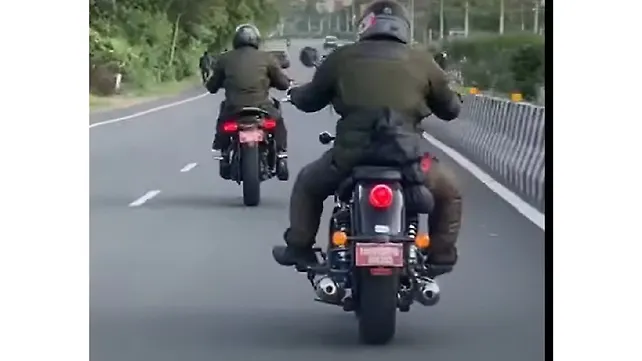 Royal Enfield Himalayan 450 and Super Meteor spotted testing - BikeWale