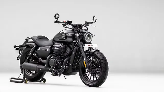 Keeway V302C Right Front Three Quarter Image - BikeWale