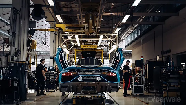 Lamborghini Aventador production ends; bids adieu to the NA V12 engine ...