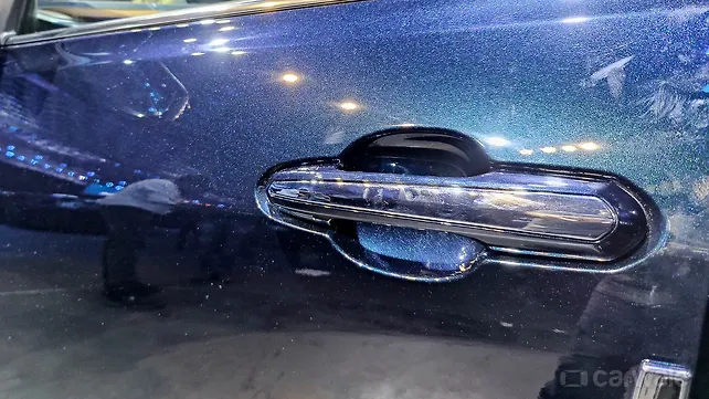 Toyota Innova Hycross ZX (O) Hybrid First Look - CarWale