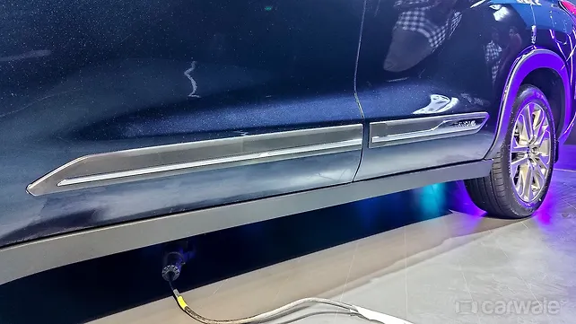 Toyota Innova Hycross ZX (O) Hybrid First Look - CarWale