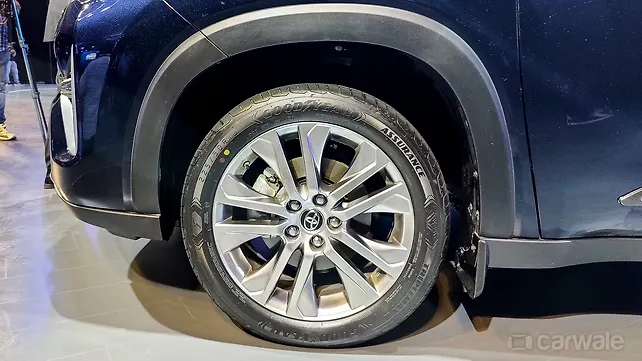 Toyota Innova Hycross ZX (O) Hybrid First Look - CarWale