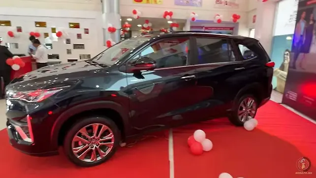 Toyota Innova Hycross arrives at showrooms - CarWale