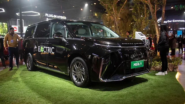 MG M9 Colour Options Revealed - CarWale