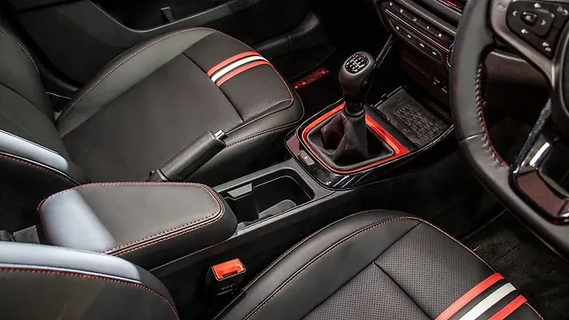 टाटा अल्ट्रोज़ रेसर अब तस्वीरों में - CarWale