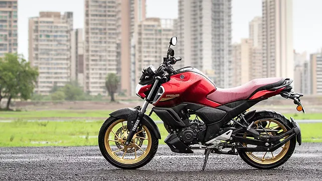 Yamaha FZS Fi V4 Left Front Three Quarter Image - BikeWale