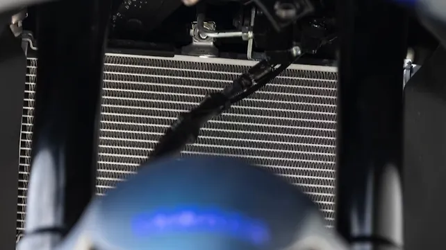 Yamaha R3 360 view - BikeWale