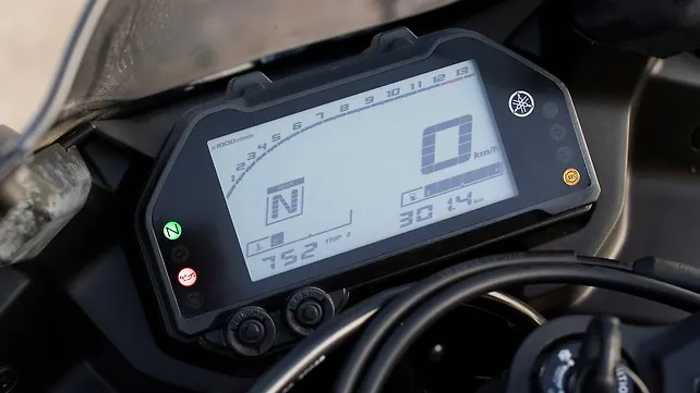 Yamaha R3 360 view - BikeWale