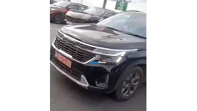 Kia Seltos facelift spotted in black colour; gets new alloy wheels ...