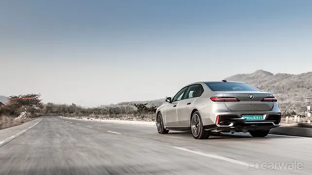 Discontinued i7 xDrive60 on road Price | BMW i7 xDrive60 Features & Specs