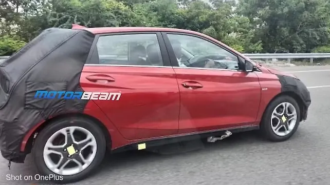 Hyundai i20 facelift spotted with new alloy wheels - CarWale