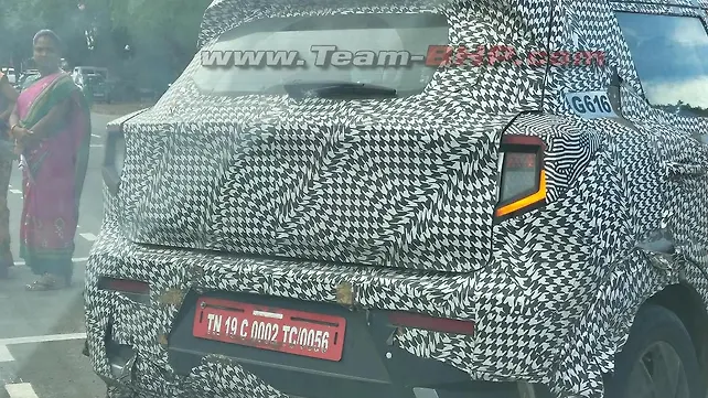 Mahindra XUV300 facelift taillight design leaked in new spy shots - CarWale