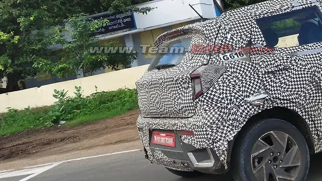 Mahindra XUV300 facelift taillight design leaked in new spy shots - CarWale