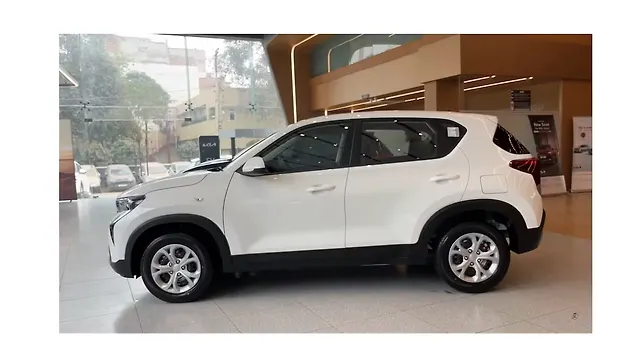 2024 Kia Sonet base variant reaches dealerships - CarWale