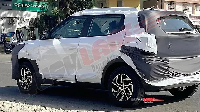 Mahindra XUV300 facelift spied; 3 variants spotted | CarTrade