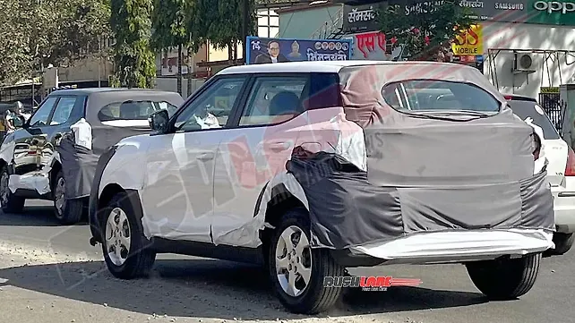 Mahindra XUV300 facelift spied; 3 variants spotted | CarTrade