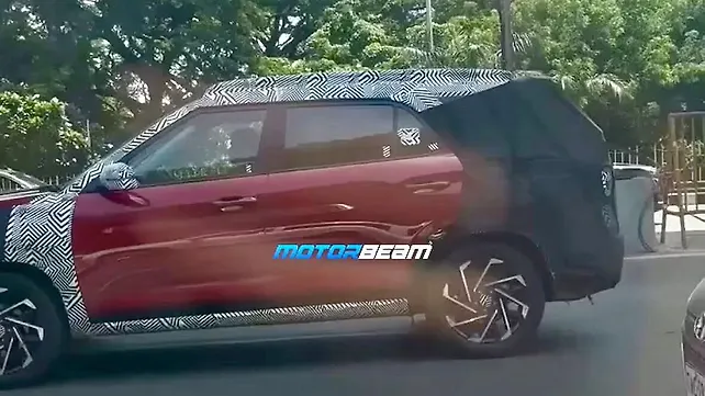 Hyundai Alcazar facelift spotted in new red colour; alloy wheel design ...