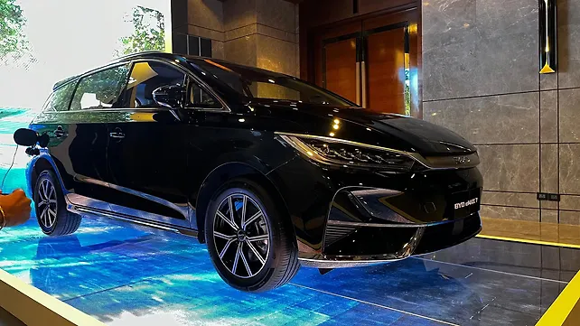 BYD eMax7 Vs Toyota Innova Hycross: Battle of the premium people ...