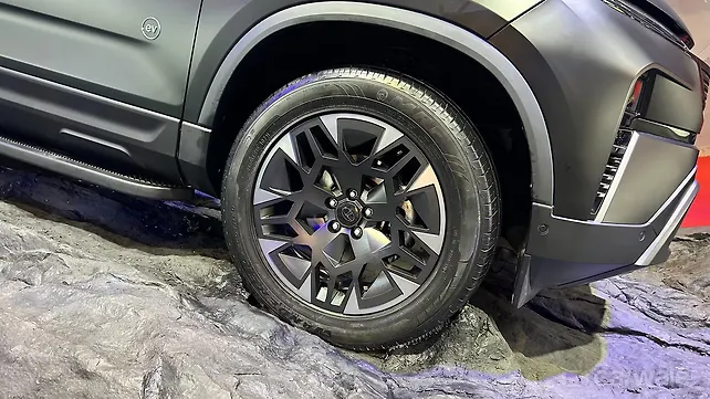 Tata Harrier EV unveiled at Bharat Mobility Expo 2025 - CarWale