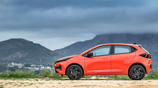 Tata Altroz DCT vs Hyundai i20 CVT: Fully-loaded Premium Hatchbacks ...