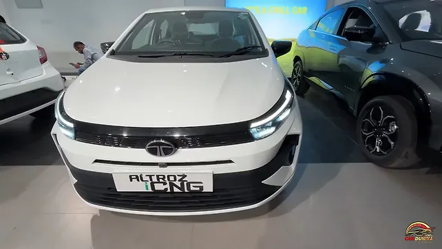 Tata Altroz Facelift Mid-spec Pure Variant Reaches Dealers - CarWale