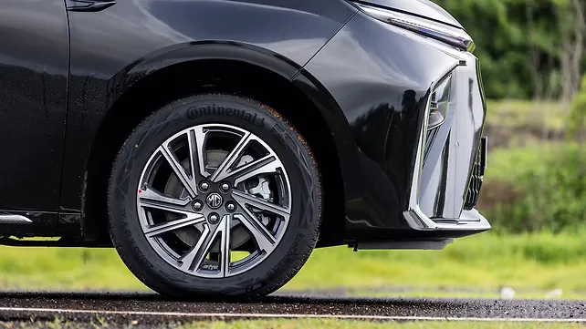 MG M9 First Drive Review - CarWale