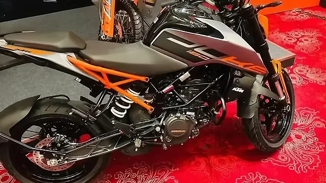 KTM 160 Duke Available in 3 Colours - BikeWale