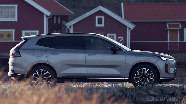 Volvo XC70 Plug-In Hybrid Revealed: Now in Pictures - CarWale