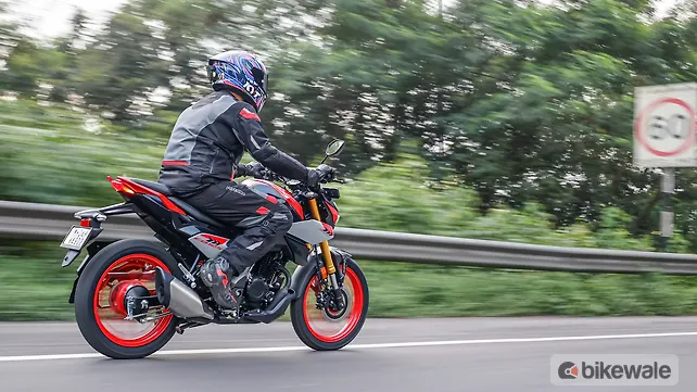 Honda CB 125 Hornet Price - Mileage, Images, Colours | BikeWale