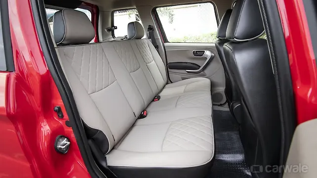 Mahindra TUV300 Review: Pros and Cons - CarWale