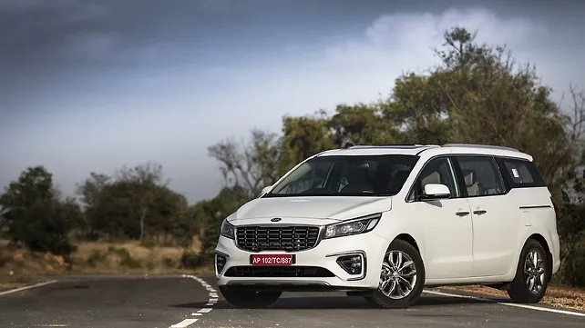 Kia Carnival vs Toyota Innova Crysta: Spec Comparison - CarWale