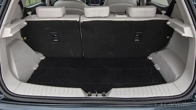 Hyundai Venue vs Mahindra XUV300: Interior dimensions compared - CarWale